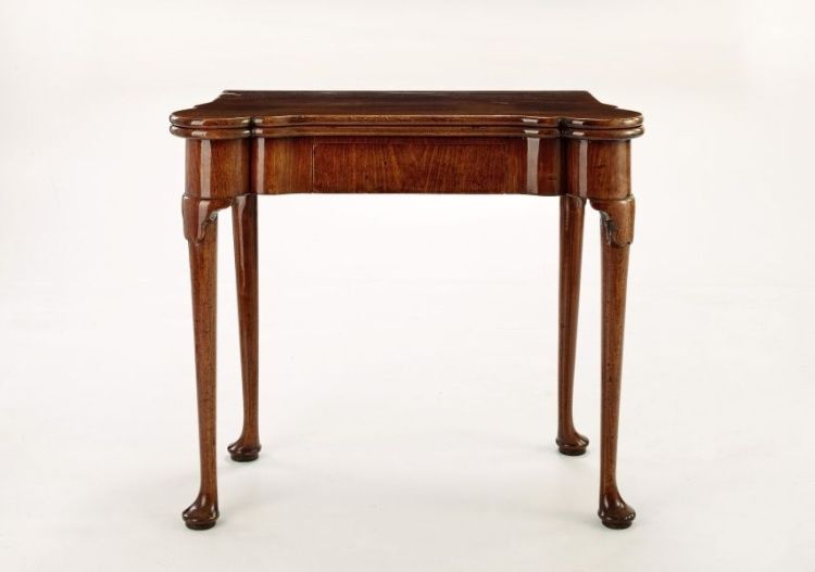 A George II walnut gate-leg tea table, 18th century | Strauss & Co